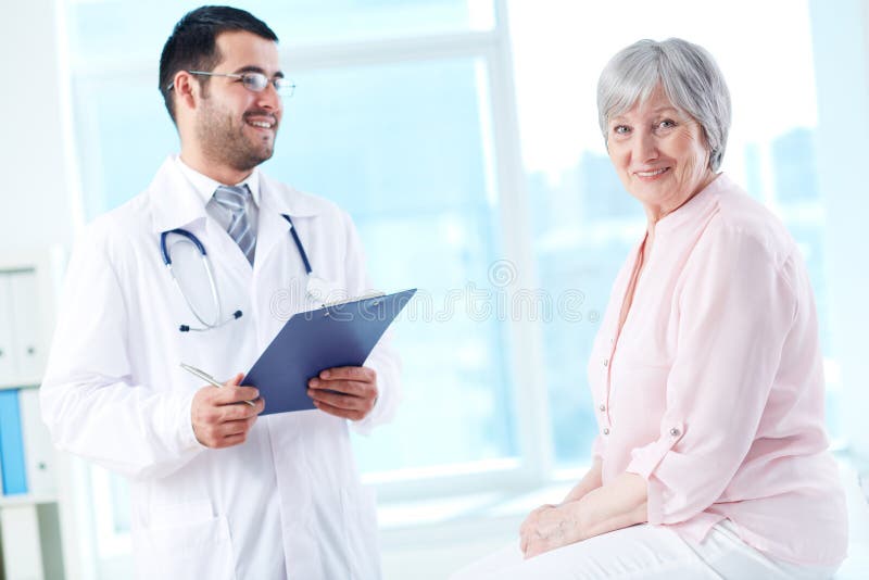 Paciente feliz en hospital imagen de archivo. Imagen de azul - 33943513