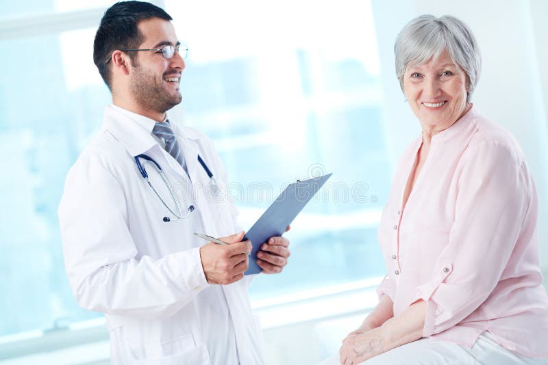 Paciente feliz no hospital imagem de stock. Imagem de profissional ...