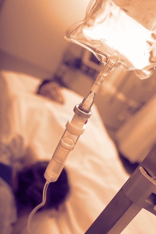 Paciente Inconsciente No Hospital E No Gotejamento Do Iv Imagem de ...
