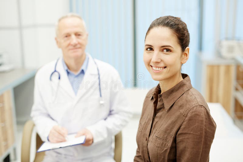 Paciente Joven Alegre Que Toma El Cuidado De La Salud Foto de archivo ...