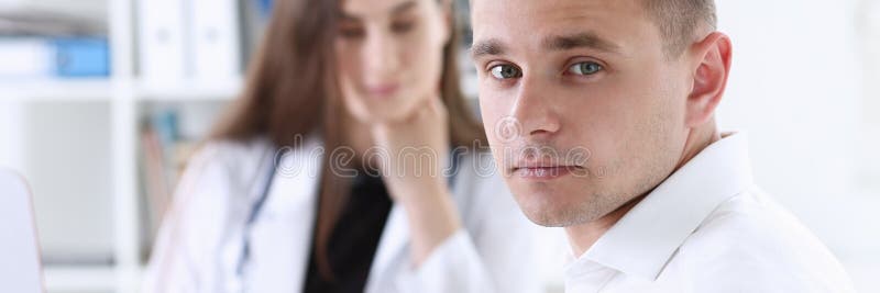 Paciente Masculino Sonriente Hermoso Feliz Satisfecho Foto de archivo ...