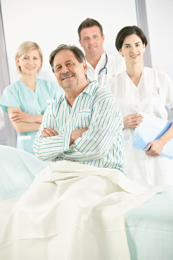 Paciente Mayor Con Las Personas Médicas Foto de archivo - Imagen de ...