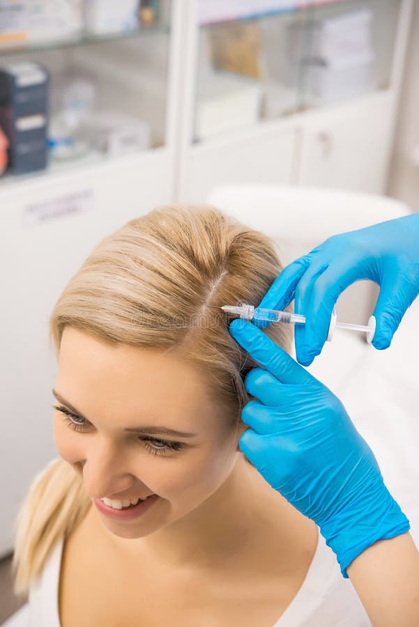 Paciente Que Consigue Las Inyecciones Principales Imagen de archivo ...