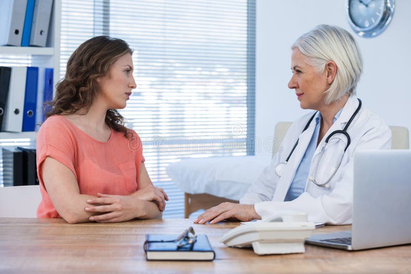 Paciente Que Consulta a Un Doctor Imagen de archivo - Imagen de ...