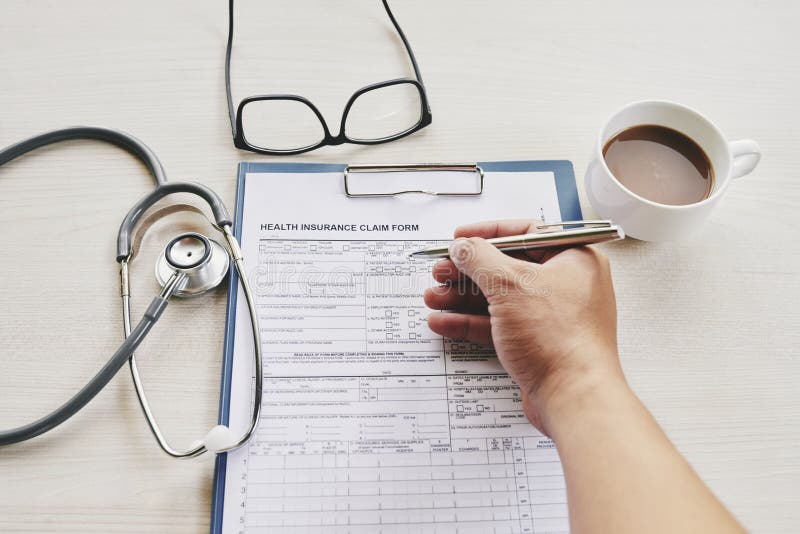 Paciente Que Llena El Documento Sano Del Seguro Foto de archivo ...