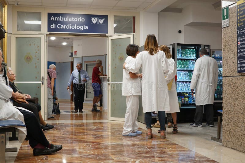 Pacientes Em Uma Sala De Espera Do Hospital Fotografia Editorial ...