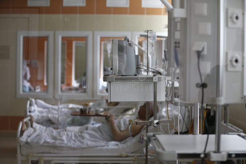 Monitor De Pacientes En La Unidad De Cuidados Intensivos En Hospital ... Monitor De Pacientes En La Unidad De Cuidados Intensivos En Hospital ...