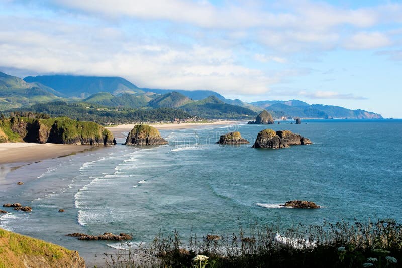 Pacific Coast, Oregon stock image. Image of waves, rocks - 37627311