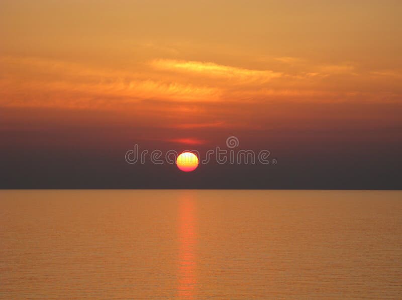 Pacific Ocean with Clear Horizon, Sunset, Reflection on Calm Water ...