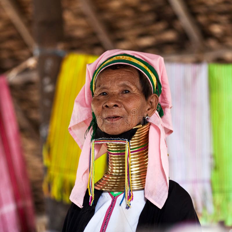 Padaung tribe woman editorial photo. Image of loom, colourful - 18447521