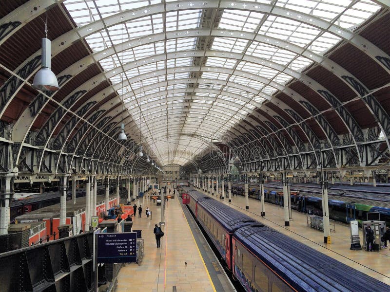 Treinen En Passagiers in Paddington-Post, Londen Redactionele Stock ...