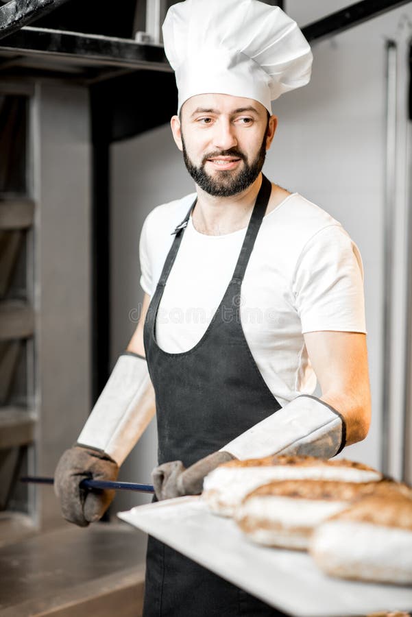 Padeiro Com Pães Cozidos Na Padaria Imagem de Stock - Imagem de chefe ...
