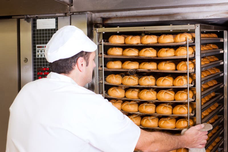 Padeiro em sua padaria imagem de stock. Imagem de cozedura - 24769105