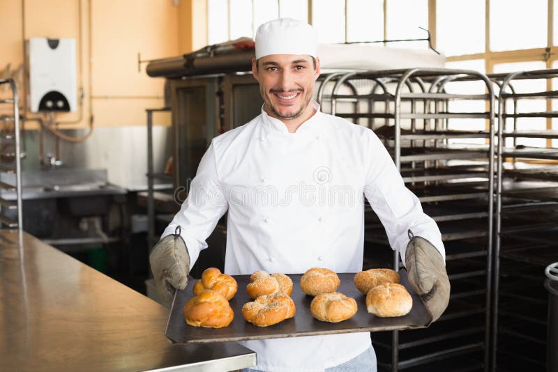 Padeiro De Sorriso Que Cheira O Pão Fresco Imagem de Stock - Imagem de ...
