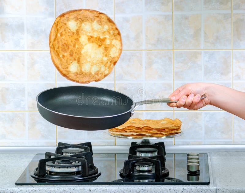 Padella Con Il Pancake Di Volo Fotografia Stock - Immagine di crepe ...