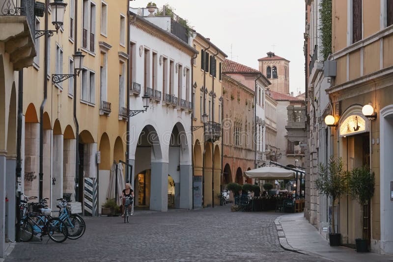 Padova, Italia - 24 Agosto 2017: Via in Un Centro Di Padova, Italia ...