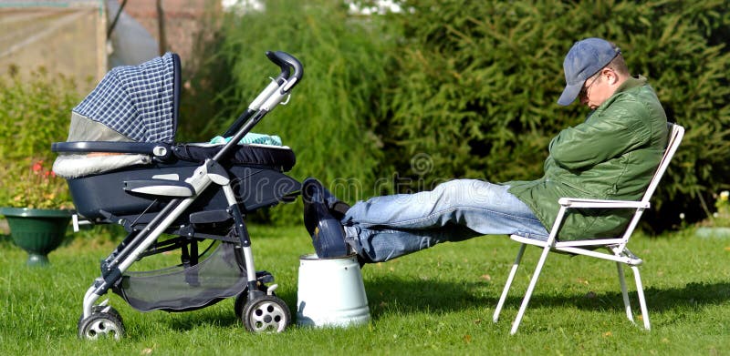 Padre Cansado Con El Cochecito Imagen de archivo - Imagen de bebé ...