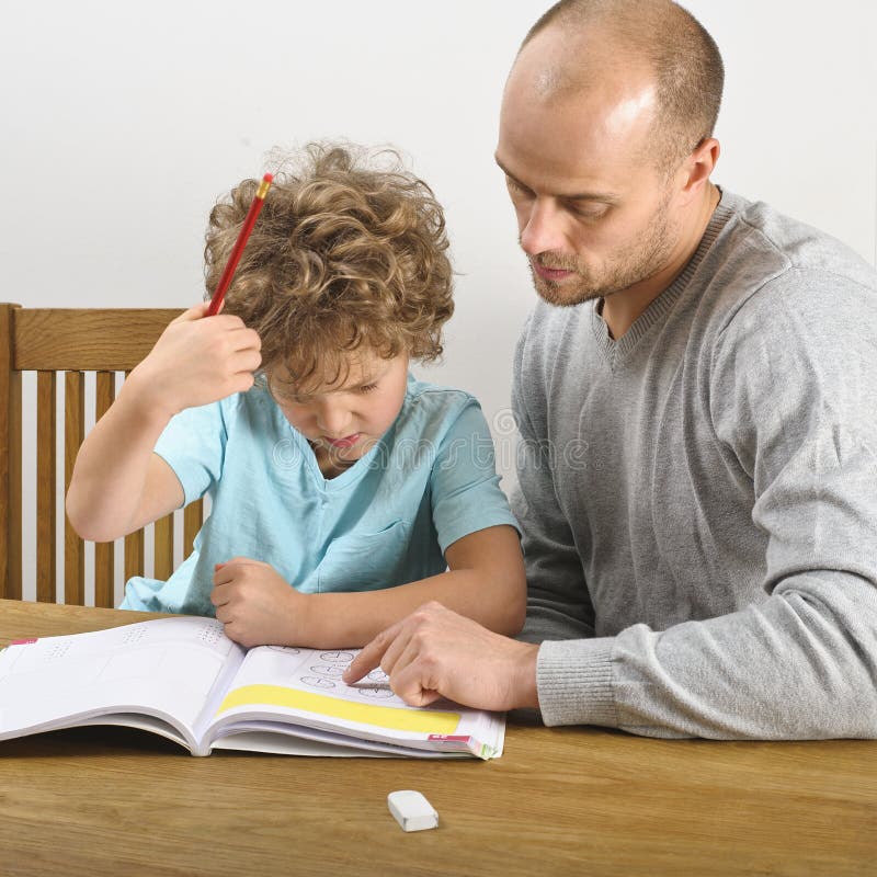 Padre Che Aiuta Con Il Compito Immagine Stock - Immagine di bambini ...