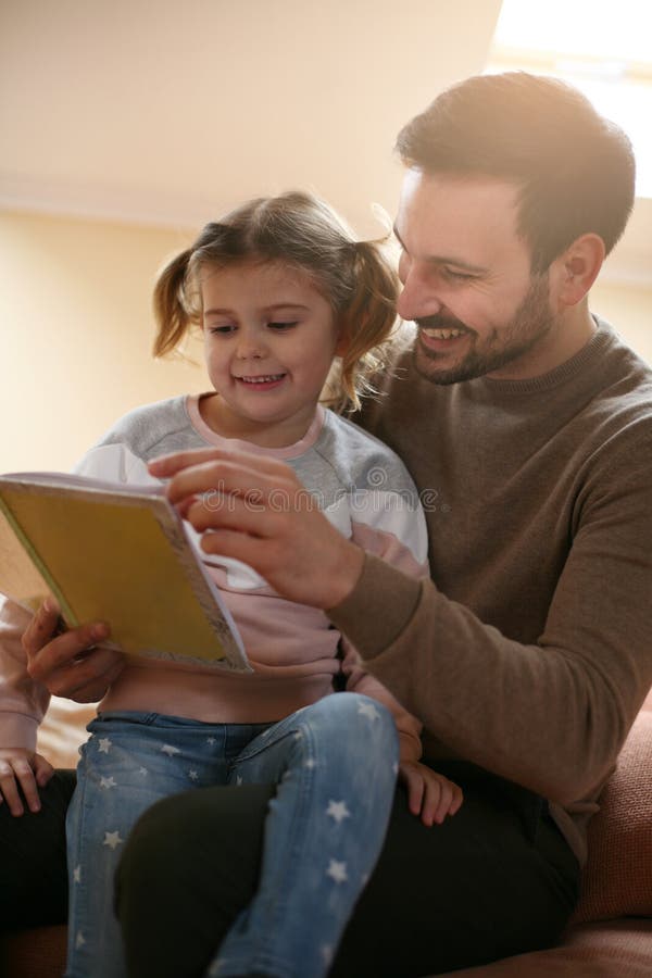 Padre con su hija imagen de archivo. Imagen de crianza - 119396677