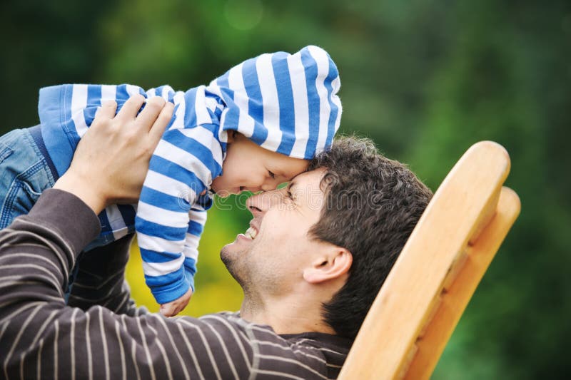 Padre con su hijo imagen de archivo. Imagen de poco, amor - 27225013