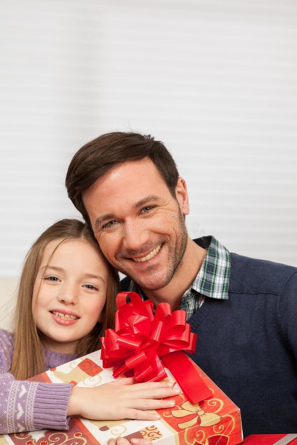 Padre Con Su Sentarse Sonriente De La Hija Junto Foto de archivo ...