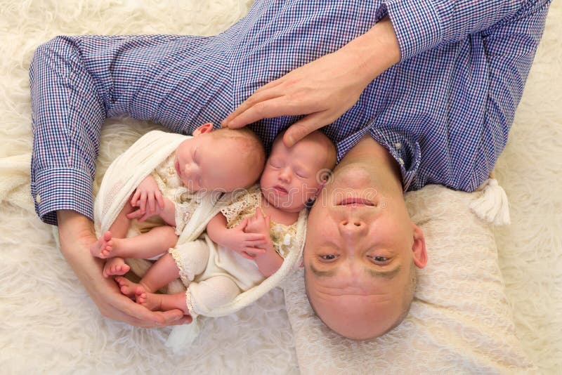 Padre Dei Gemelli Monozigoti Fotografia Stock - Immagine di menzogne ...