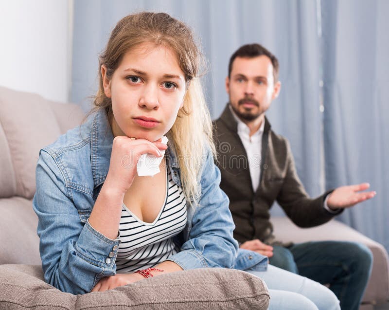 Padre e hija discutiendo foto de archivo. Imagen de padre - 292872414