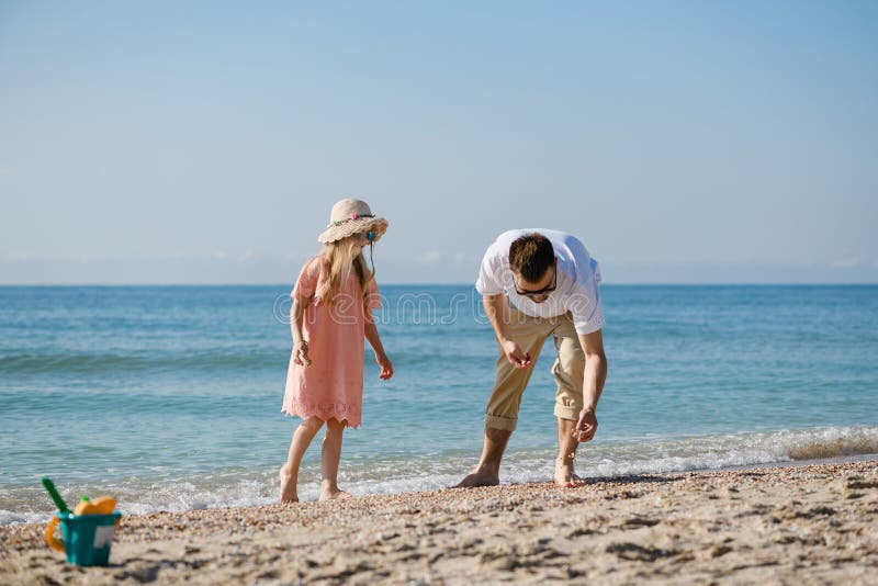 Padre E Hija Juegan En La Playa Del Mar Imagen de archivo - Imagen de ... Padre E Hija Juegan En La Playa Del Mar Imagen de archivo - Imagen de ...