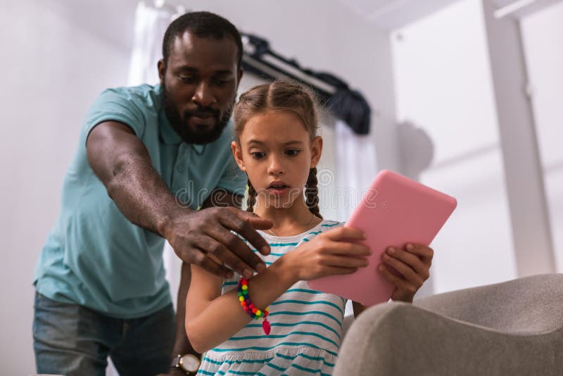 Persona Masculina Estricta Que Se Coloca Enfrente De Su Esposa Imagen ...