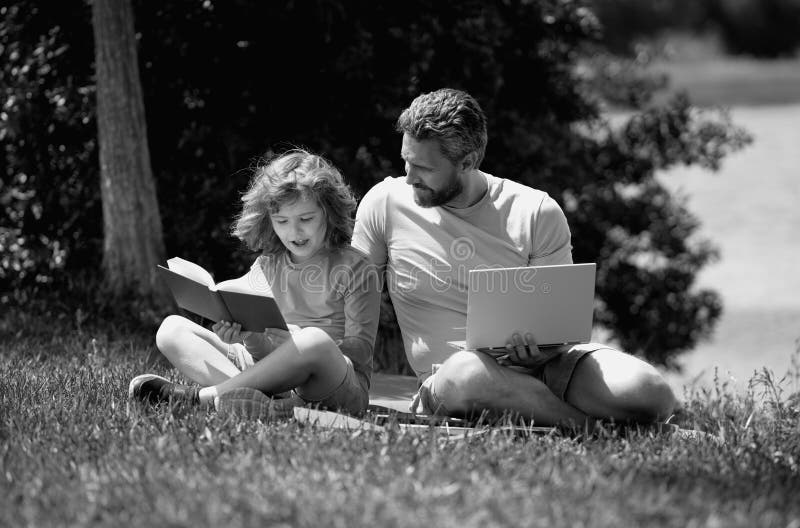 Padre Leyendo Libro Con Su Hijo En El Parque Preparando Los Deberes Escolares Juntos Estilo De