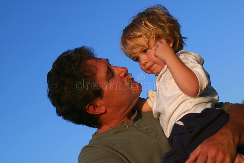 Padre Que Conforta Al Hijo Joven Foto de archivo - Imagen de cara ...