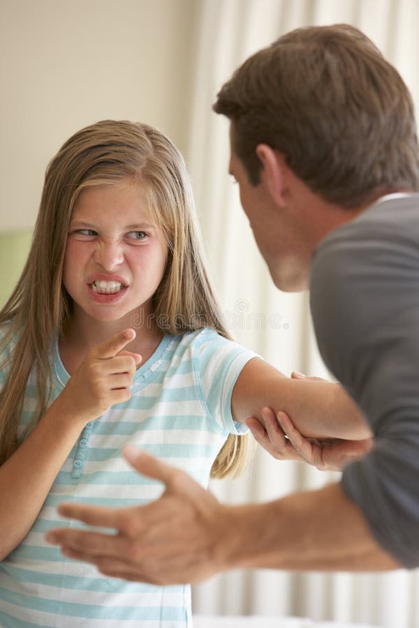Padre Telling Off Daughter En Casa Imagen de archivo - Imagen de ...