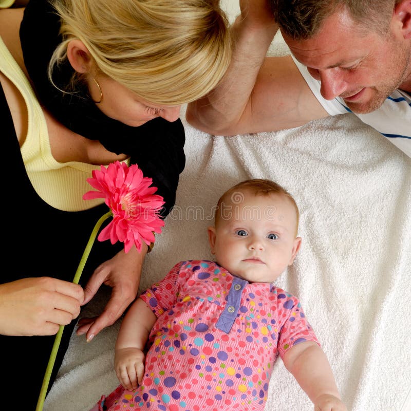Padre y bebé de la madre foto de archivo. Imagen de alegre - 37424286