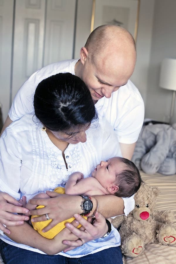 Padres Con El Bebé Recién Nacido Imagen de archivo - Imagen de ...