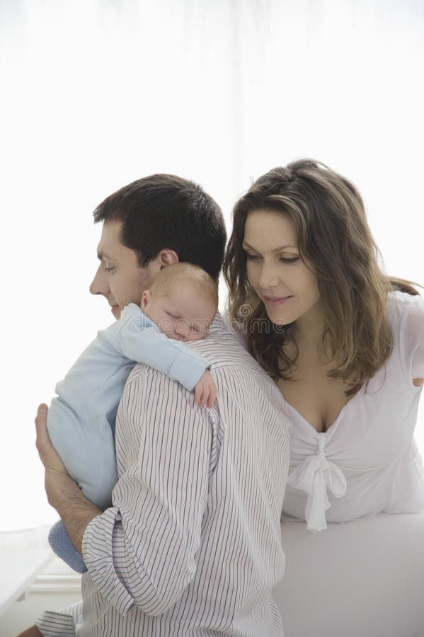 Padres Con Su Bebé Recién Nacido Foto de archivo - Imagen de lifestyle ...