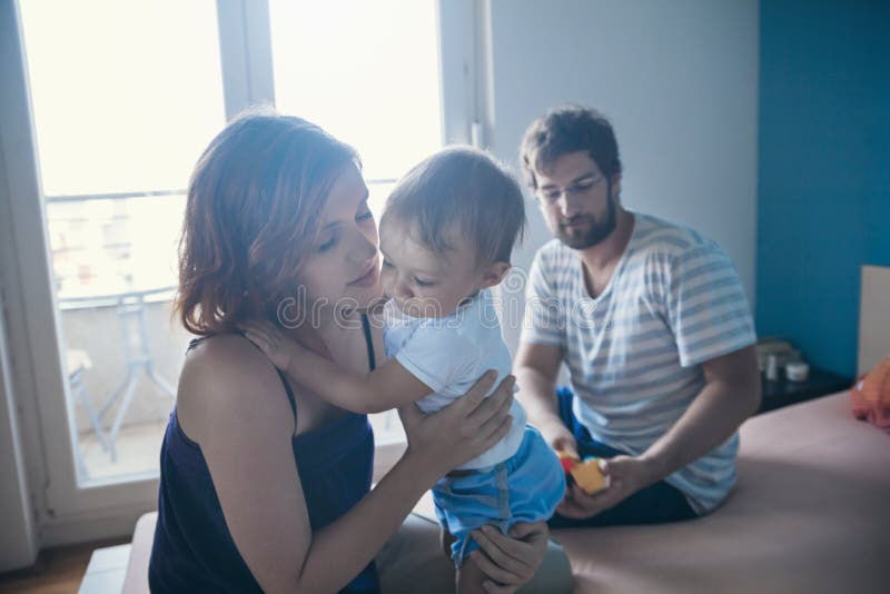 Padres con su hijo imagen de archivo. Imagen de alegre - 82532451