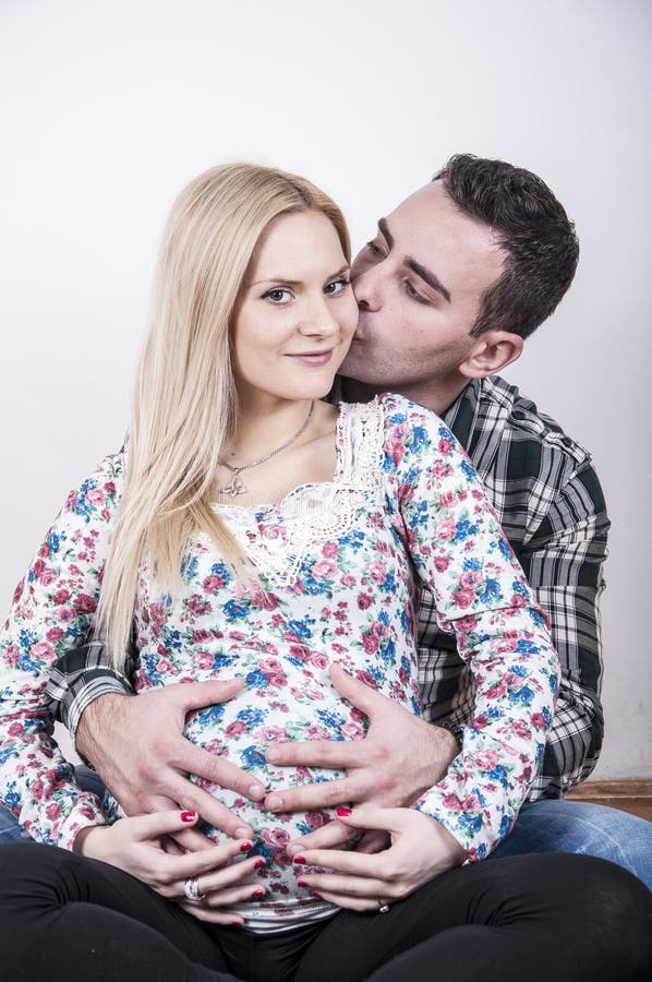 Padres hermosos jovenes imagen de archivo. Imagen de cubo - 28102473