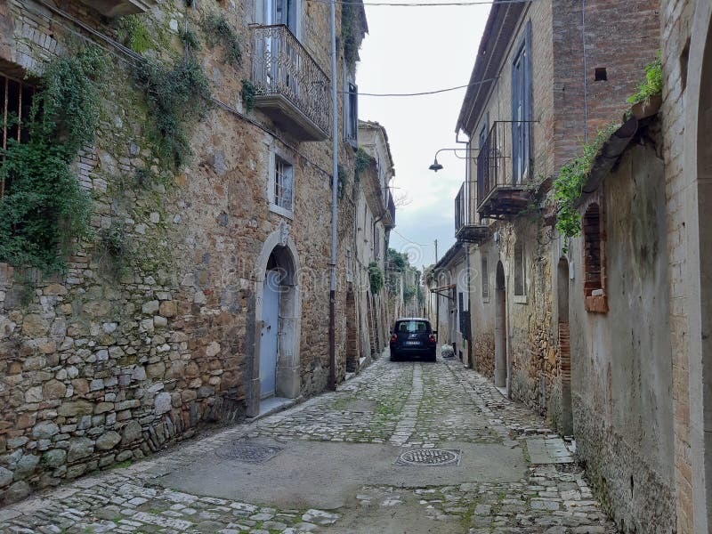 Paduli - Auto Nel Borgo Fantasma Editorial Stock Photo - Image of italy ...