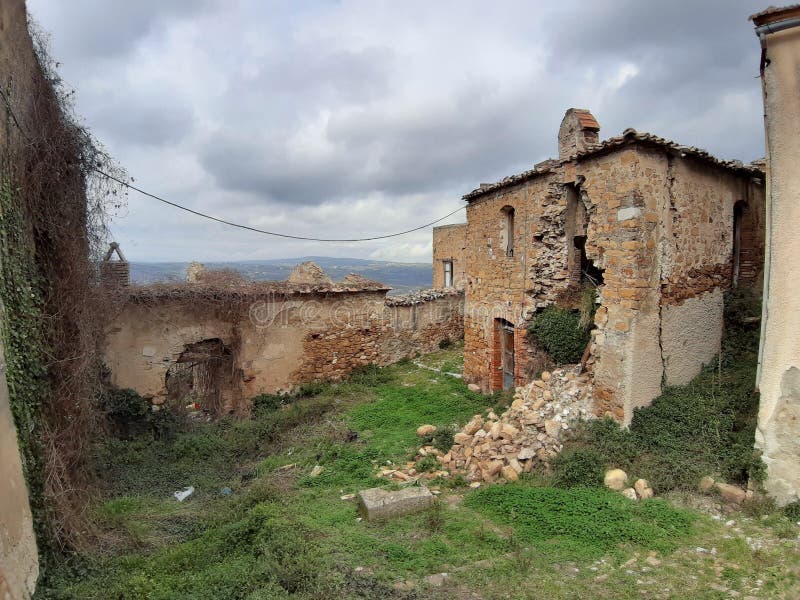 Paduli - Edificio Fatiscente Del Borgo Fantasma Editorial Image - Image ...