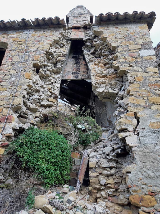Paduli - Parete Crollata Del Vecchio Borgo Editorial Image - Image of ...