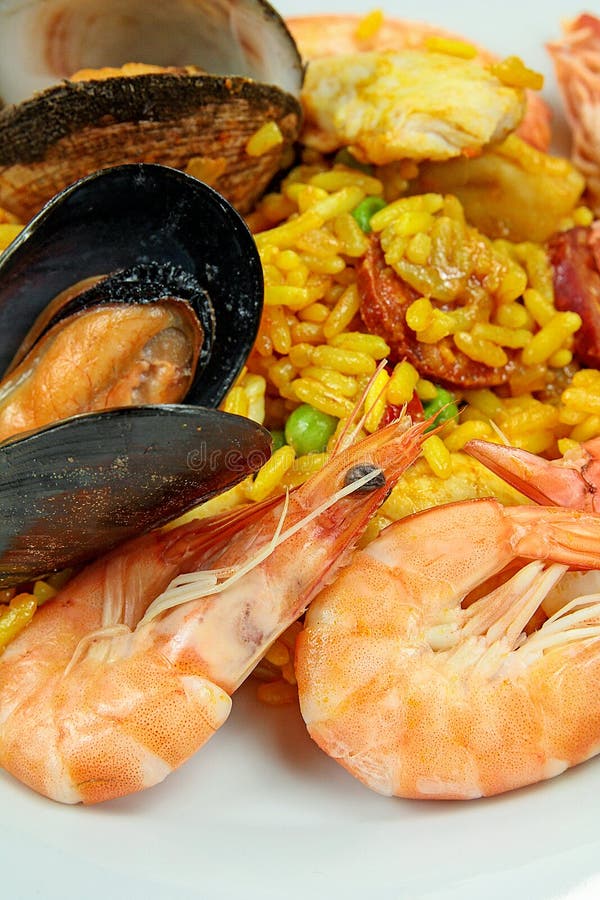 Paella en un fondo blanco imagen de archivo. Imagen de mejillones ...