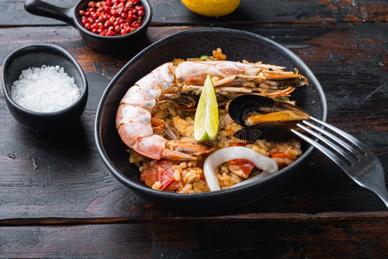 Paella Tradicional Espanhola Com Marisco Preparado Em Madeira De Fundo ... Paella Tradicional Espanhola Com Marisco Preparado Em Madeira De Fundo ...