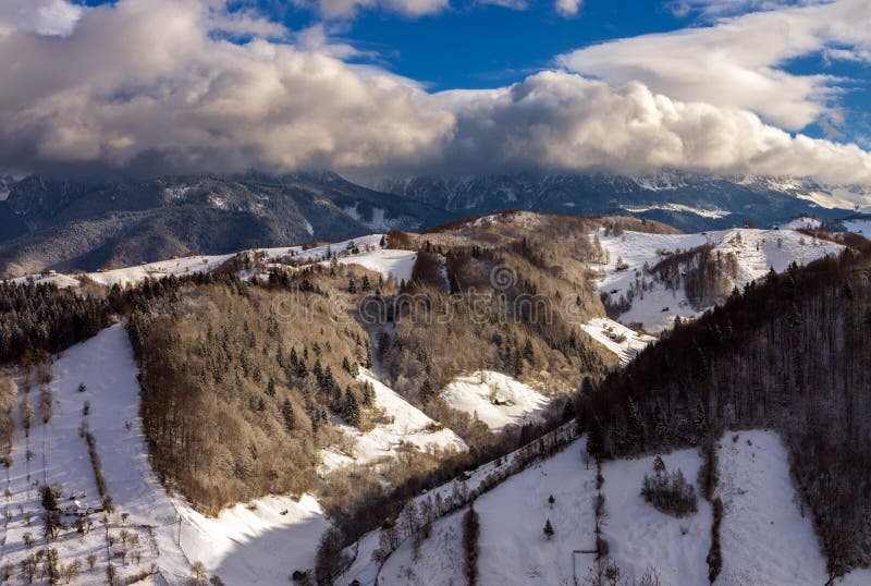 Catena Montuosa Nell'inverno, Montagne Di Bucegi, Romania Fotografia ...