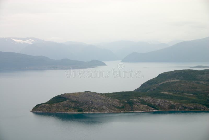 Paesaggio Con Il Fiordo Del Norwaj Fotografia Stock - Immagine di cielo ...