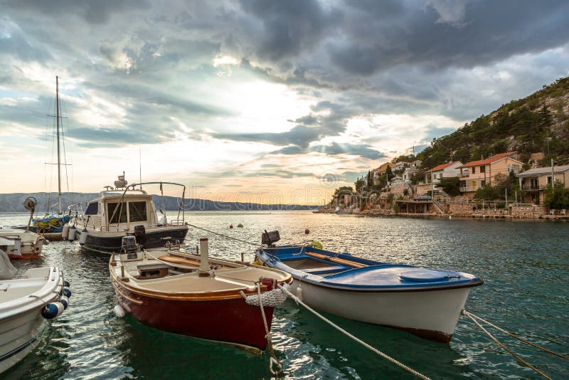 Paesaggio Con Le Barche Ed Il Mare Fotografia Stock - Immagine di baia ...