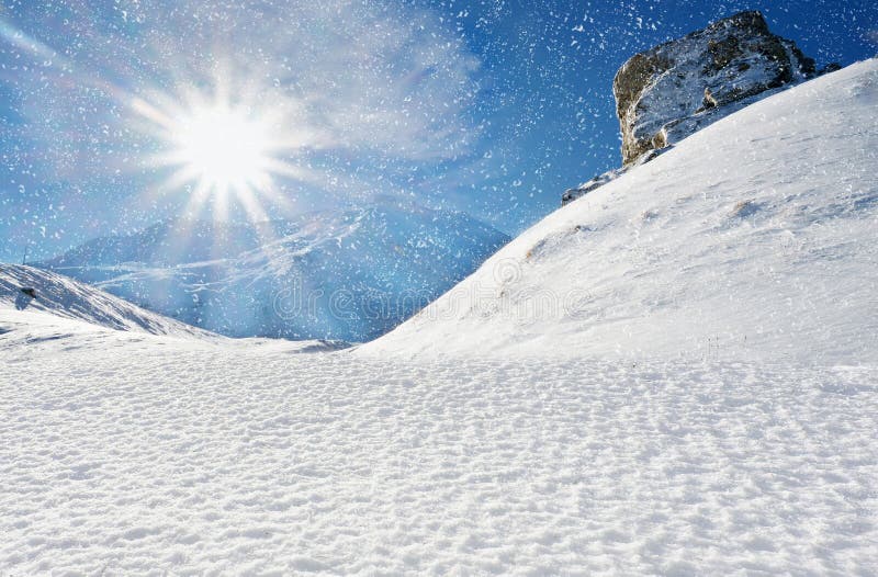 Paesaggio con neve e sole stock image. Image of light - 168693741