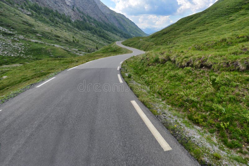 Abbellisca Le Alpi Dell'Italia Il Piemonte Della Strada Curve Bobina ...