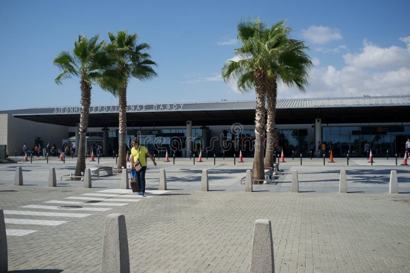 Pafos flygplats - Cypern redaktionell arkivbild. Bild av folk - 37372752