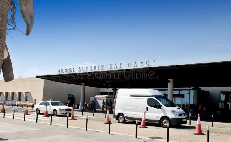 Pafos flygplats - Cypern redaktionell arkivbild. Bild av folk - 37372752