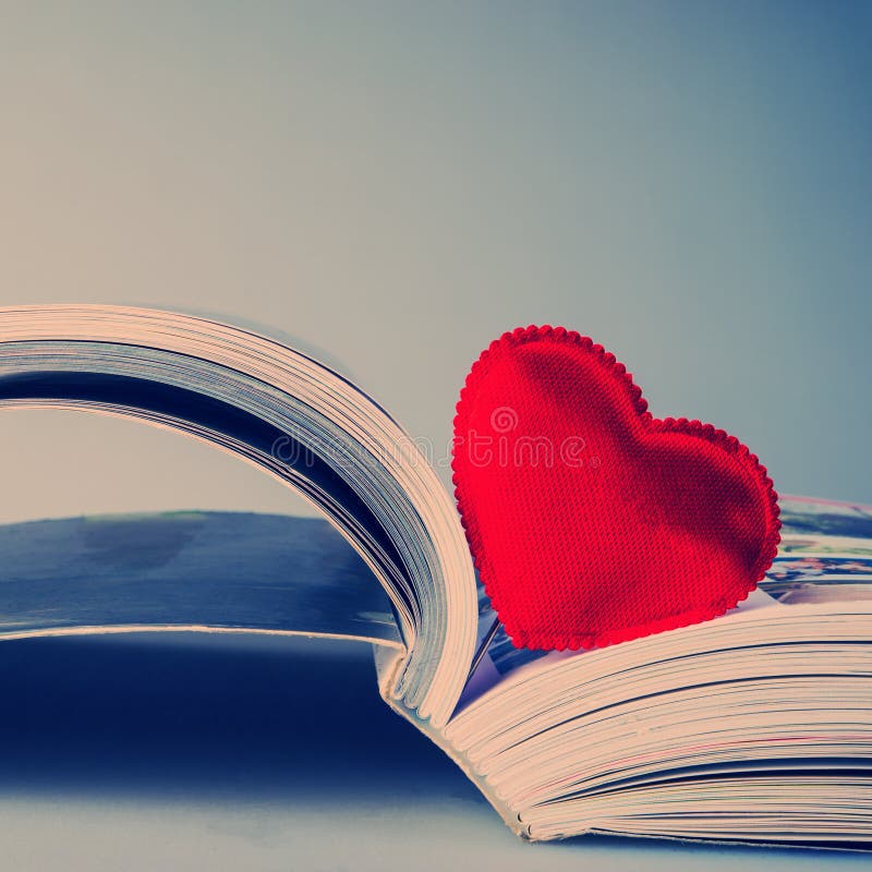 Pagine Del Libro Aperto Che Si Adagia Sulla Tabella Fotografia Stock ...